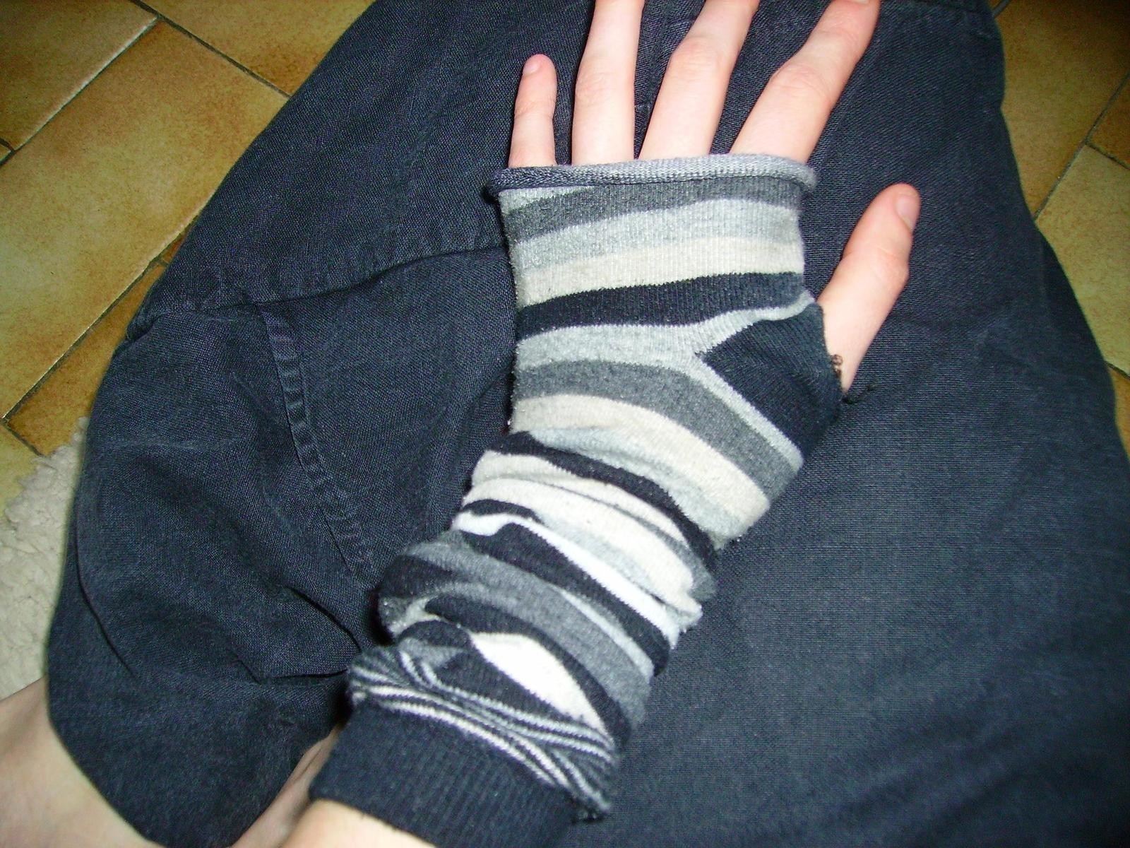 Fingerless Gloves With Old Socks How To Make A Pair Of Sock Gloves